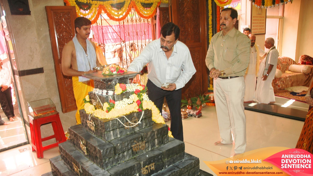 Aniruddha Bapu performing Poojan ‣ Aniruddha Devotion Sentience